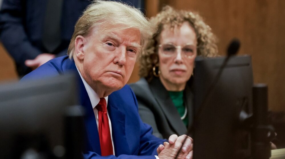 Suđenje Donaldu Trampu ušlo u novu fazu svedočenjem Stormi Danijels: "Dočekao me je u svilenoj ...