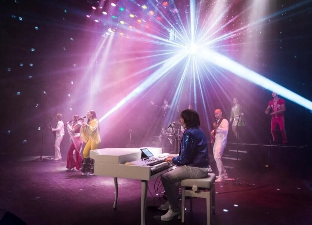 RING - ABBA Tribute bend na Trgu Radomira Putnika u Kragujevcu - Scena ...