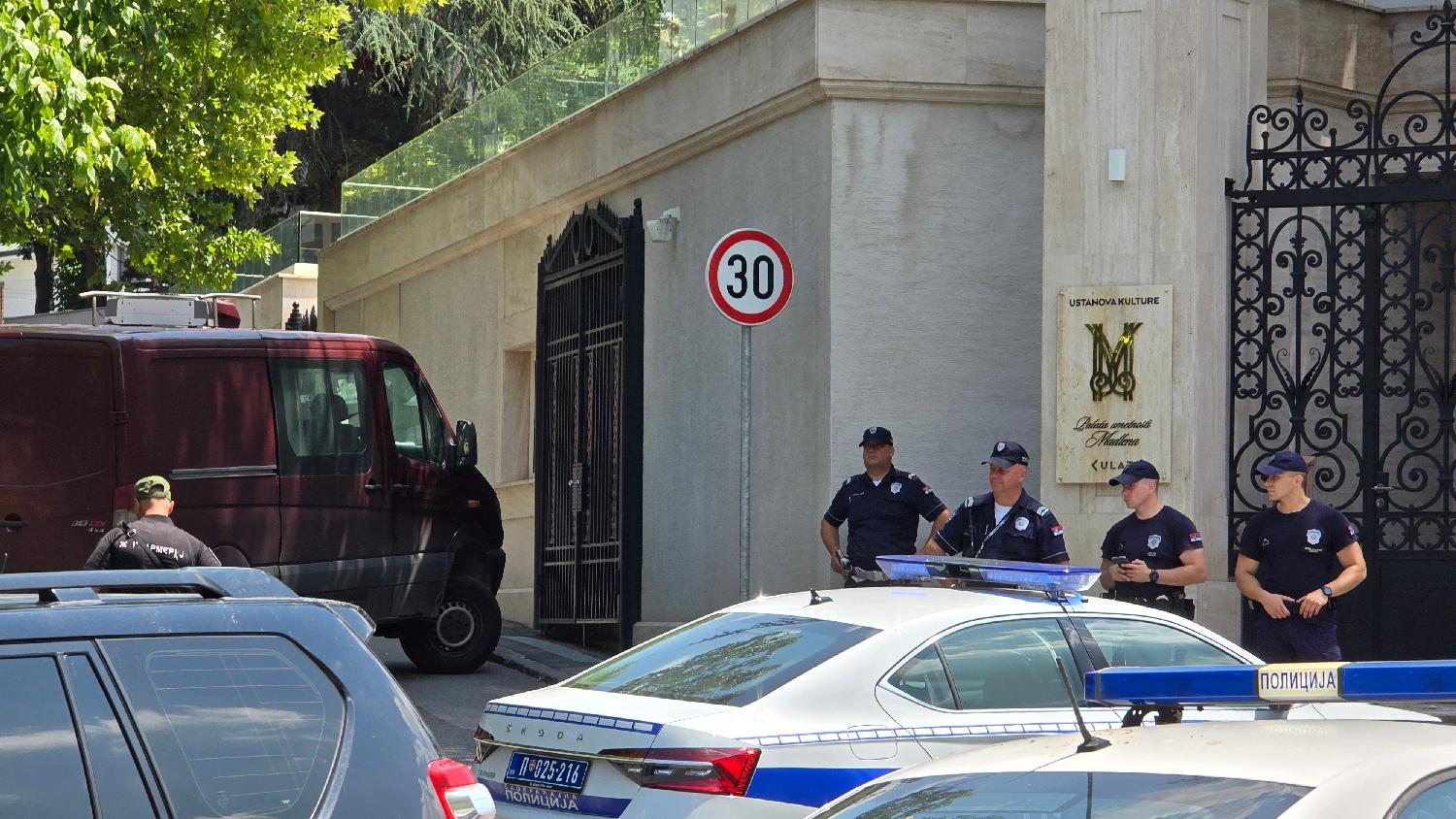 Pripadnik Žandarmerije ustreljen samostrelom u vrat ispred ambasade Izraela u Beogradu, napadač ...
