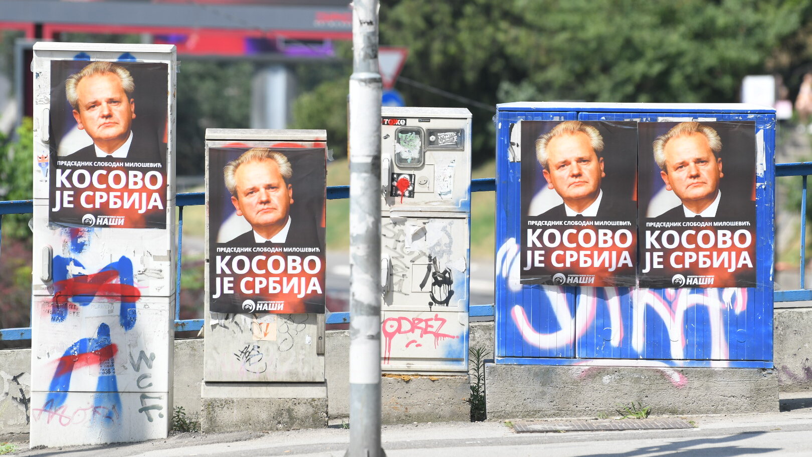 Slobodan Milošević i "Kosovo je Srbija" u Beogradu: Na nekoliko lokacija u gradu zalepljeni ...