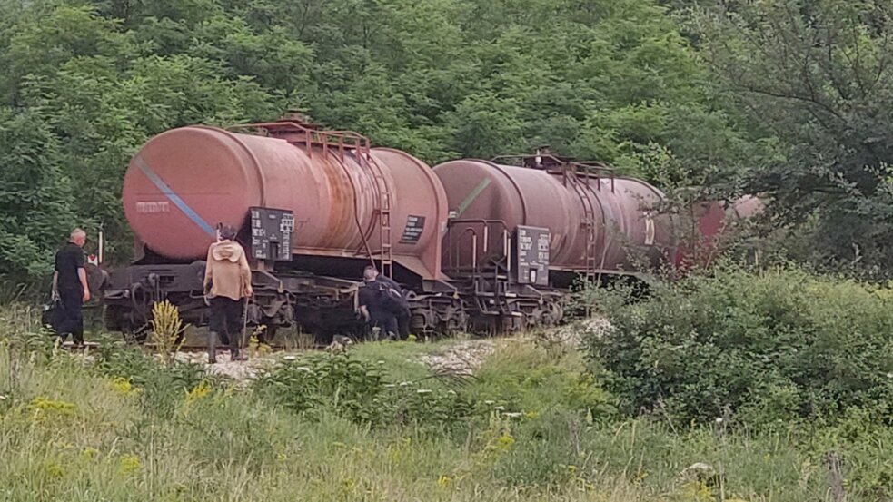Voz koji je prevozio sumpornu kiselinu ispao iz šina u blizini Bora: Meštani osećaju smrad ...