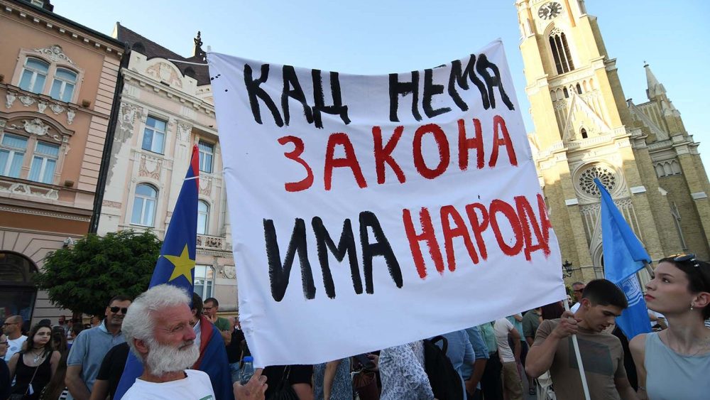 Protest u Novom Sadu: "Slobodo, tu smo" ispred Gradske kuće - Društvo ...