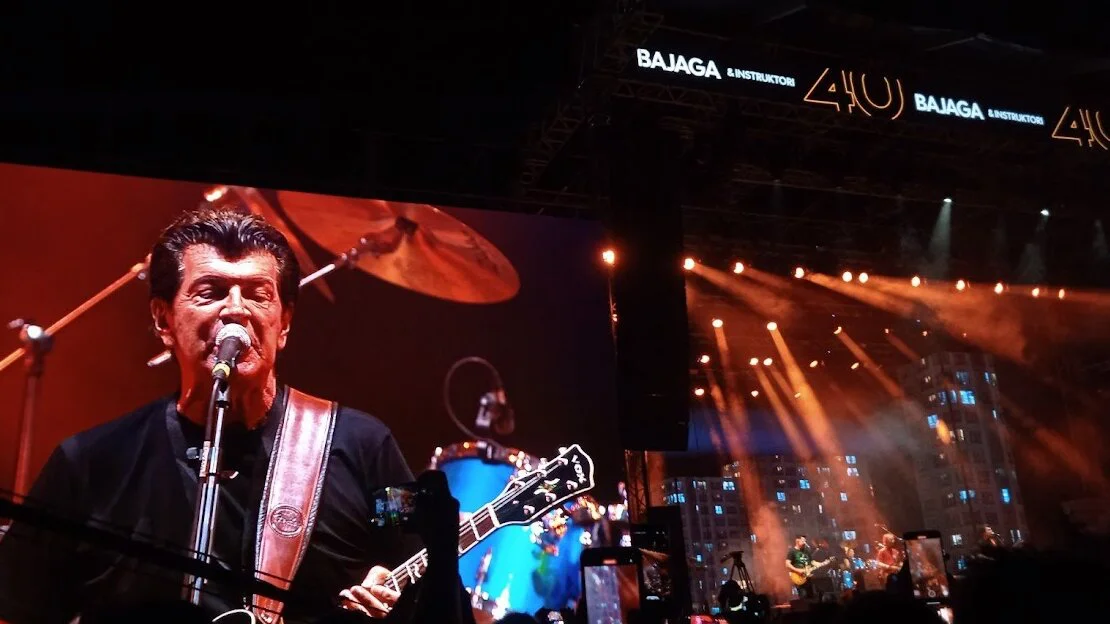 Bajaga i Instruktori su upravo zasvirali "Grad" i započeli najveći ...