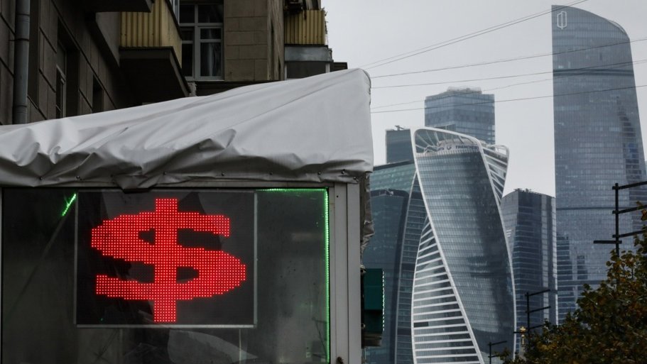 Tržište valuta u Rusiji nastavlja da tone četvrti dan zaredom: Šta se ...