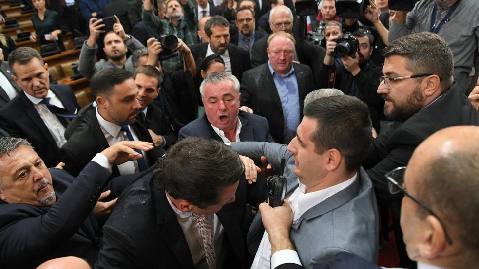 Rojters i AP o tuči u Skupštini Srbije: Pad nadstrešnice postao žarište šireg nezadovoljstva ...