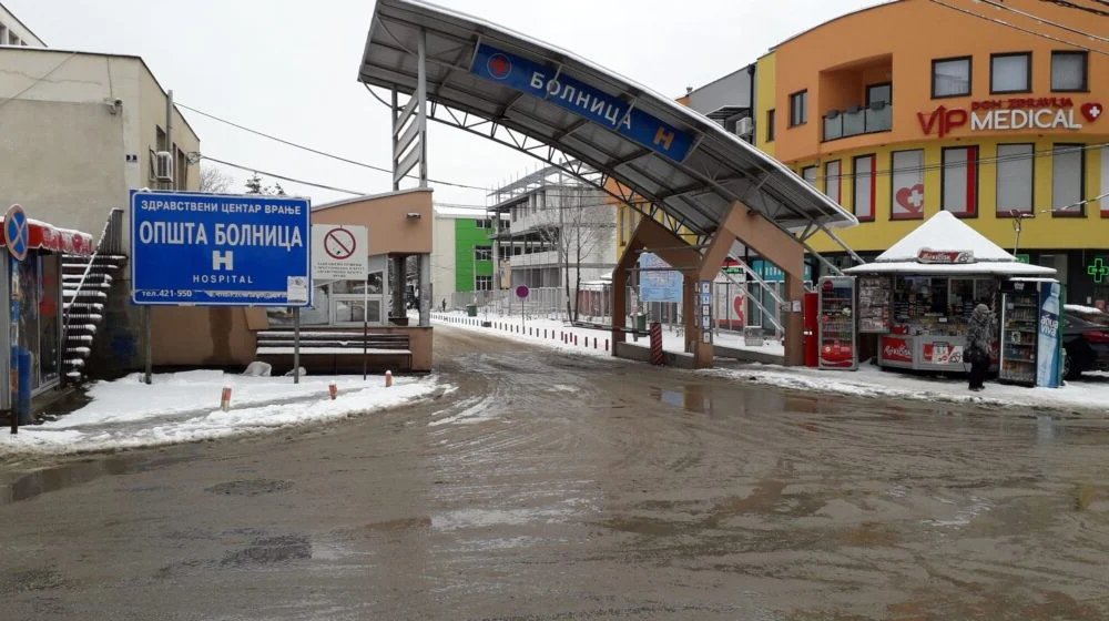 Pala ploča sa plafona bolnice u Vranju - Društvo - Dnevni list Danas