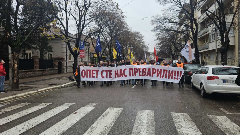 Prosvetni radnici protestvovali u centru Niša: Grupa se pridružila ...