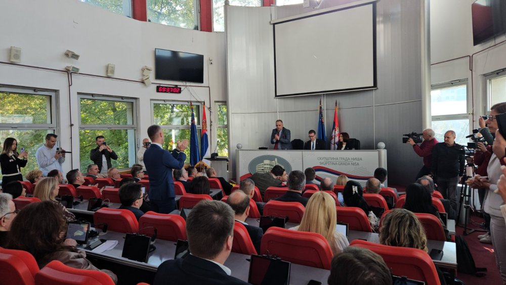 Predsednik Skupštine grada Niša neprimereno dodirivao novinara N1 ...