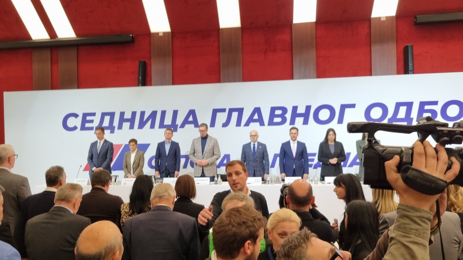 Sednica GO SNS počela minutom ćutanja, Vučić poručuje "Svi žele naše političke glave" (VIDEO ...