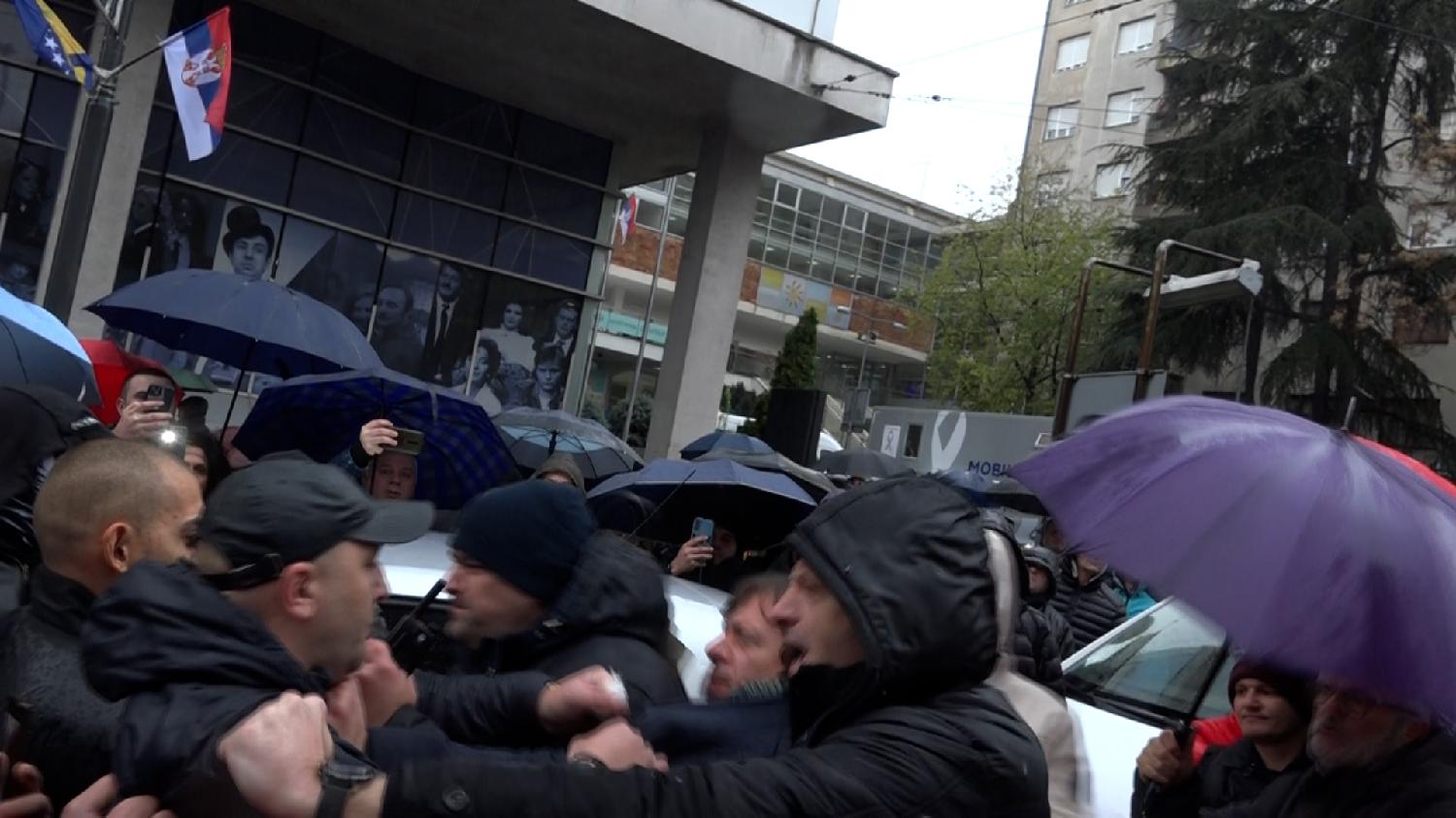 Incidenti tokom blokade kod zgrade RTS (VIDEO) - Politika - Dnevni list ...