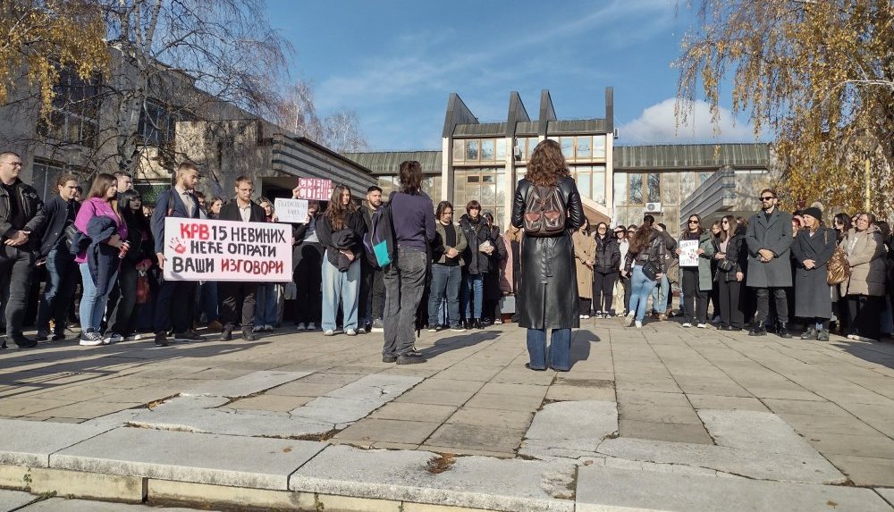 Dekanski kolegijum FILUM-a podržao studente na blokadi Rektorata u Kragujevcu - Društvo - Dnevni ...