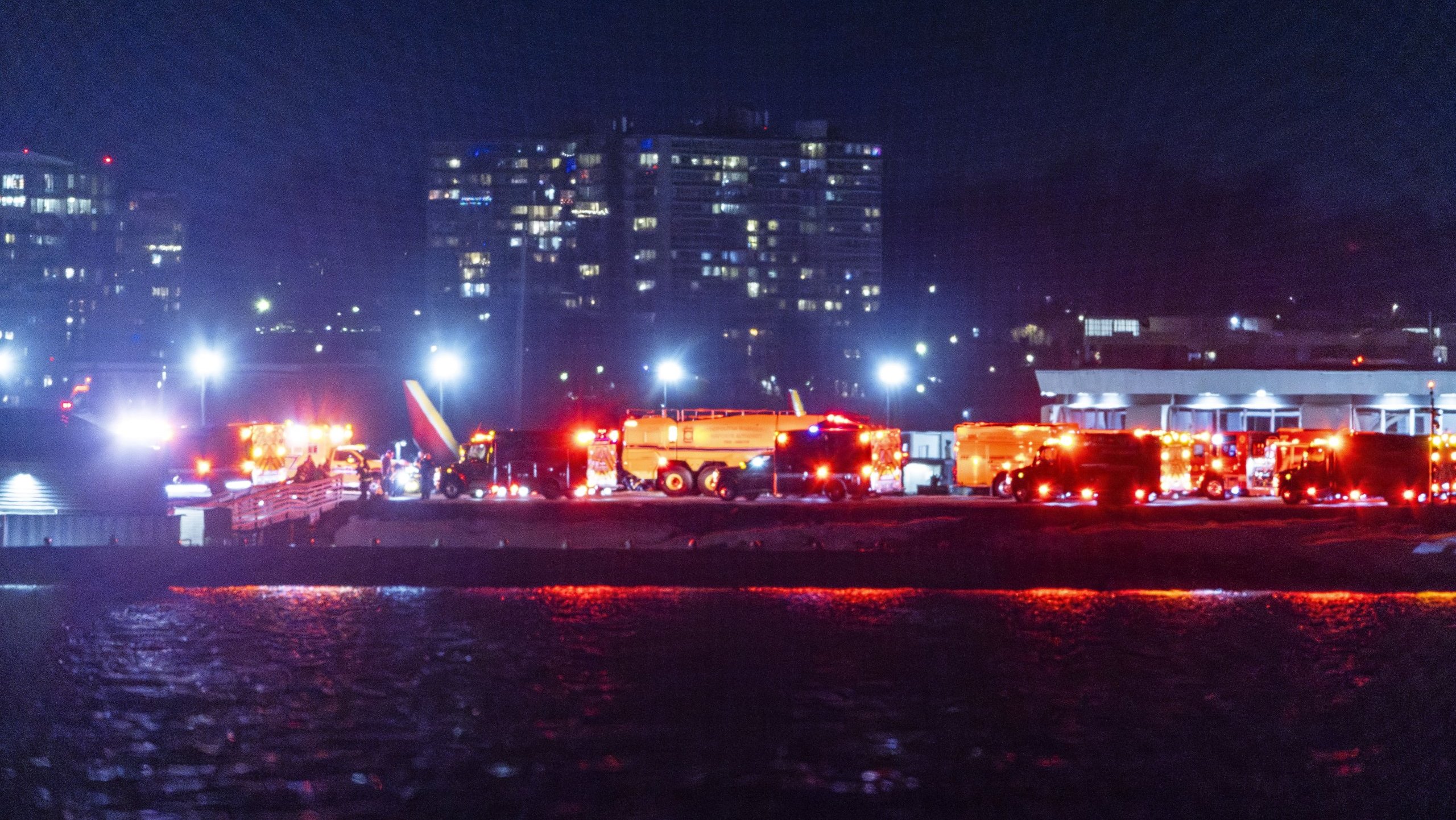 Sudarili se putnički avion i helikopter u Vašingtonu: Ne očekuje se da ima preživelih, među ...