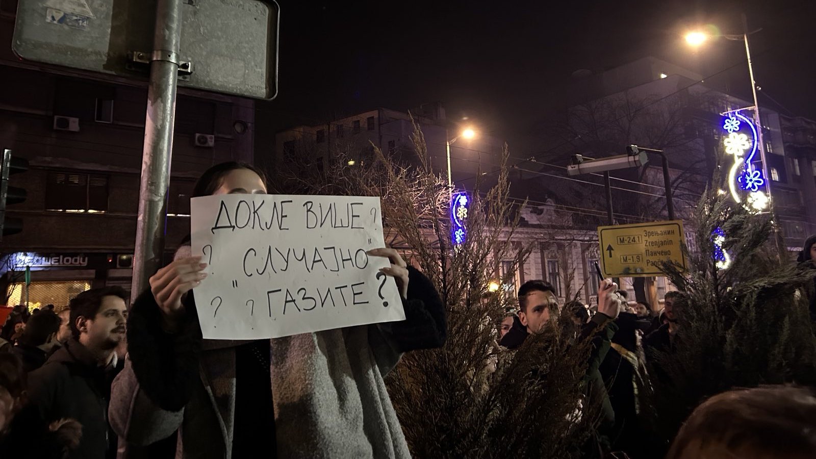 Objavljen snimak na kojem se navodno vidi policija u zgradi RTS-a (VIDEO) - Društvo - Dnevni ...