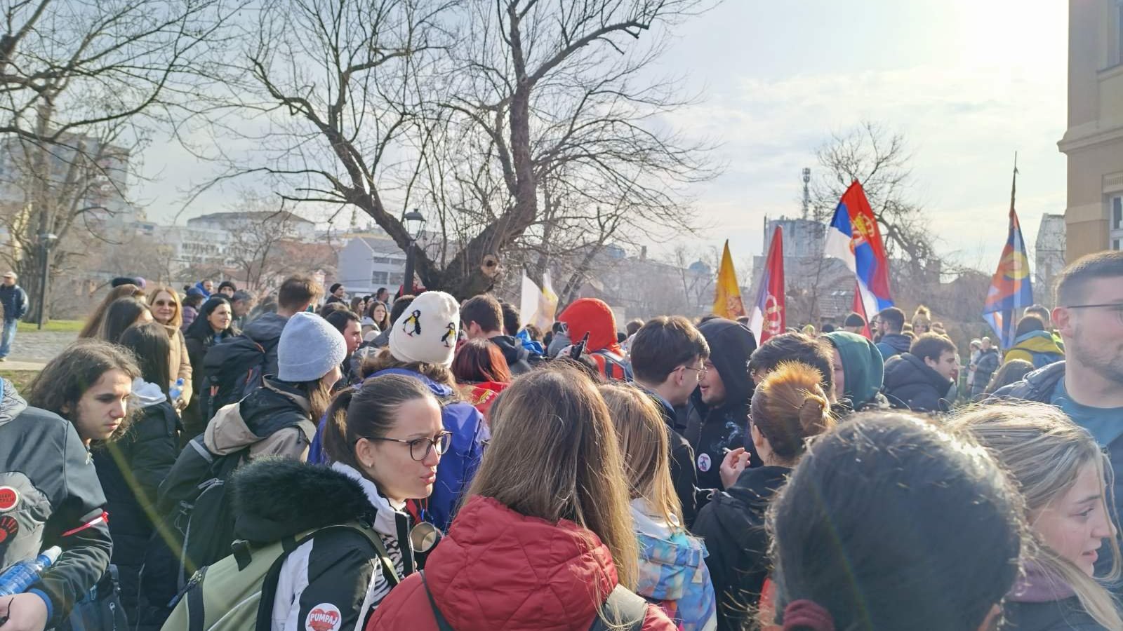 Studenti iz Kruševca nastavili put ka Nišu, sveštenici ih usput blagosiljaju, meštani ih ...