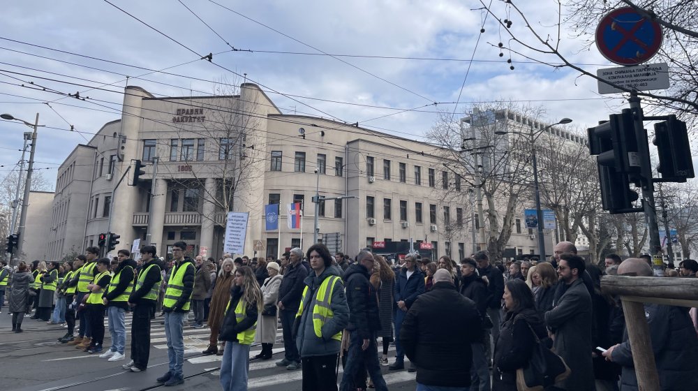 Studenti na 15 minuta blokirali Bulevar kralja Aleksandra - Naslovi.net