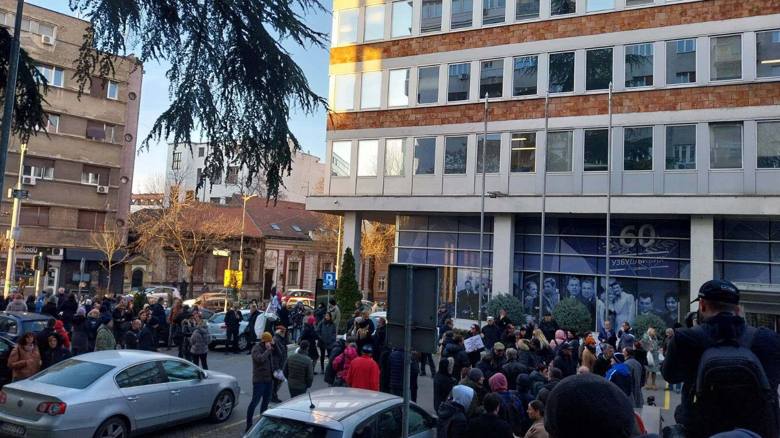 Završen protest advokata ispred zgrade RTS (VIDEO) - Društvo - Dnevni ...