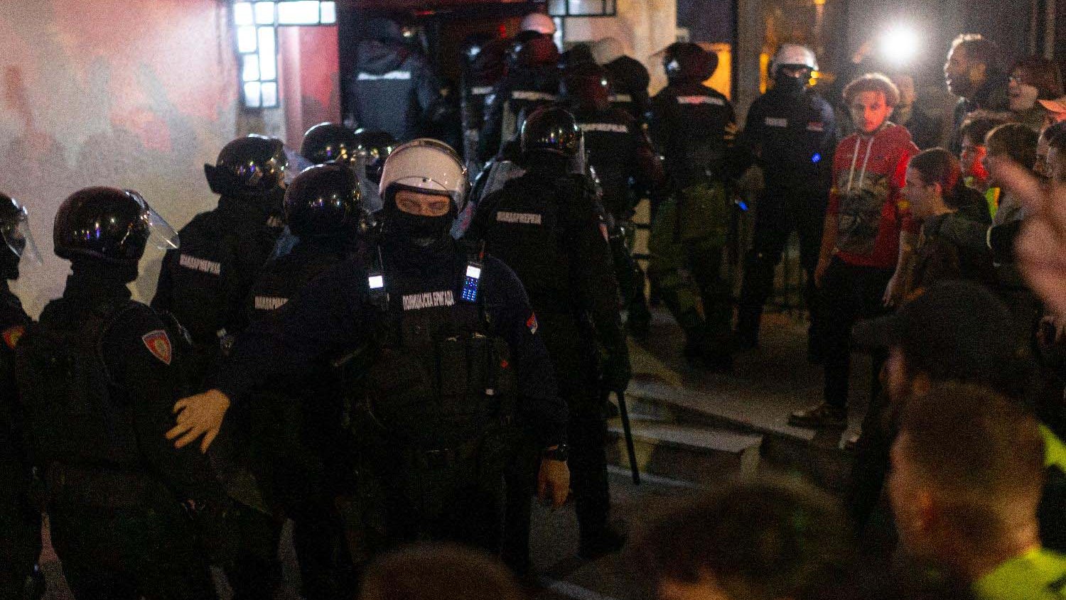 Snimci sa društvenih mreža: Policajca u civilu ispred RTS-a udario pripadnik Žandarmerije (VIDEO ...