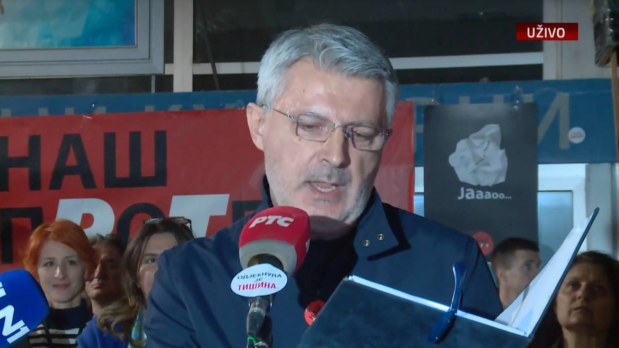 „Dobro veče svima koji stojite ispravljene kičme": Dragan Vučelić ...