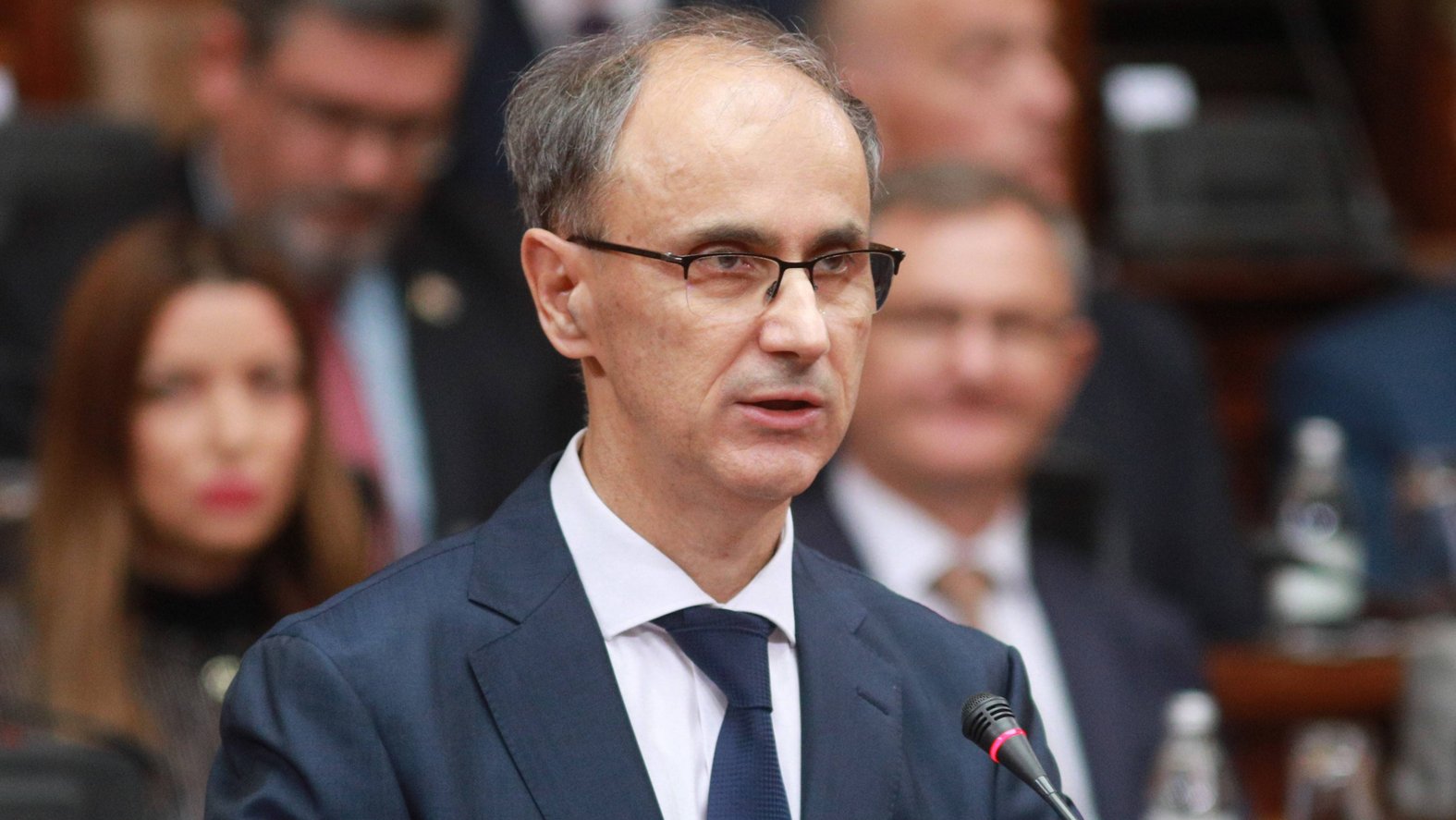 Kako završiti školsku godinu: Otvoreno pismo dr Đuru Macutu, predsedniku Vlade - Lični stavovi ...