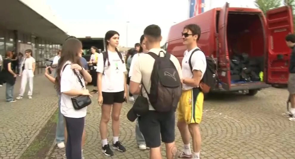 Srednjoškolci iz Valjeva nastavljaju ka Novom Sadu, pridružili se i Šapčani i Lozničani ...