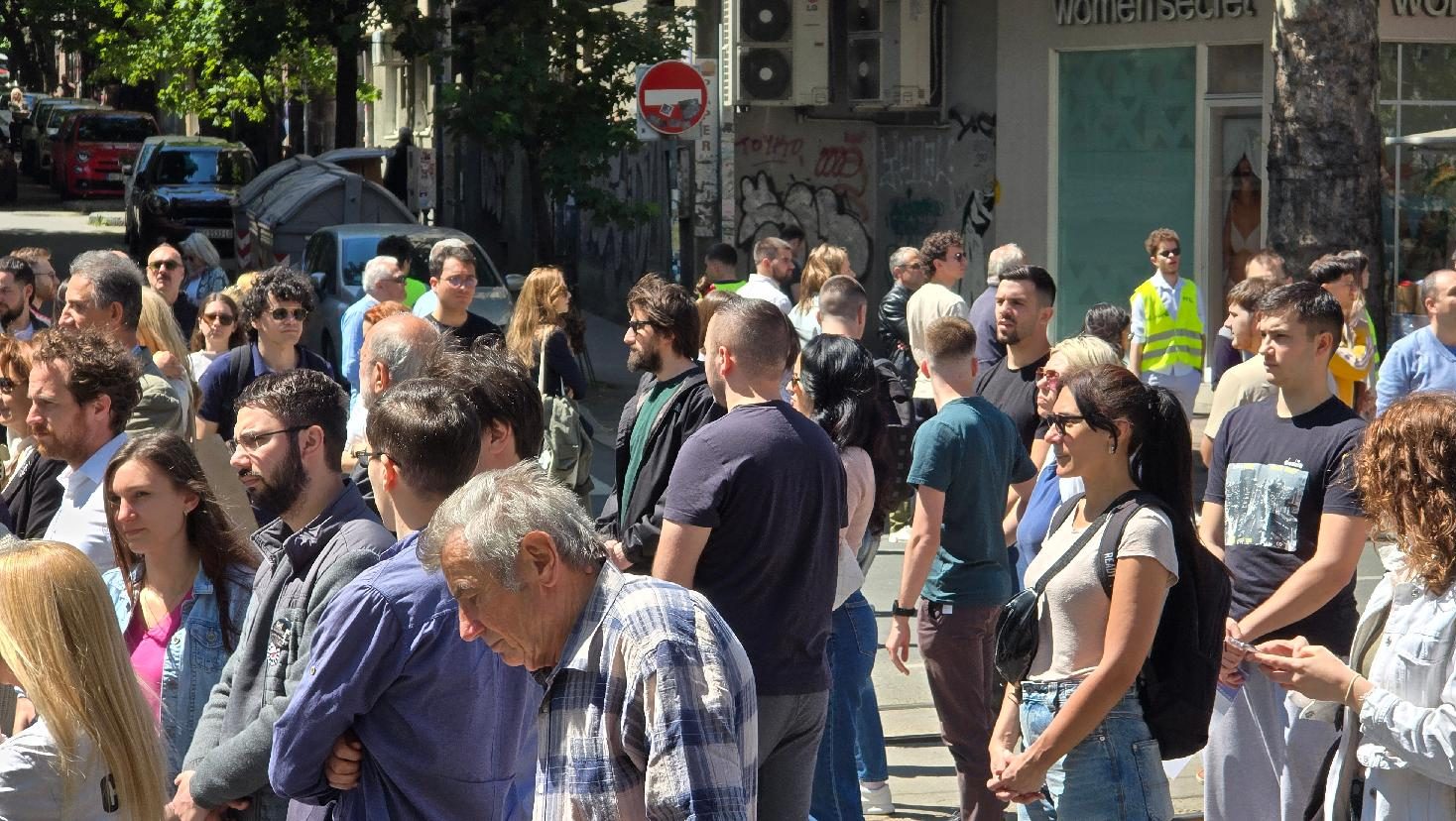 Studenti i građani i danas u više gradova odavali poštu nastradalima u Novom Sadu - Društvo ...