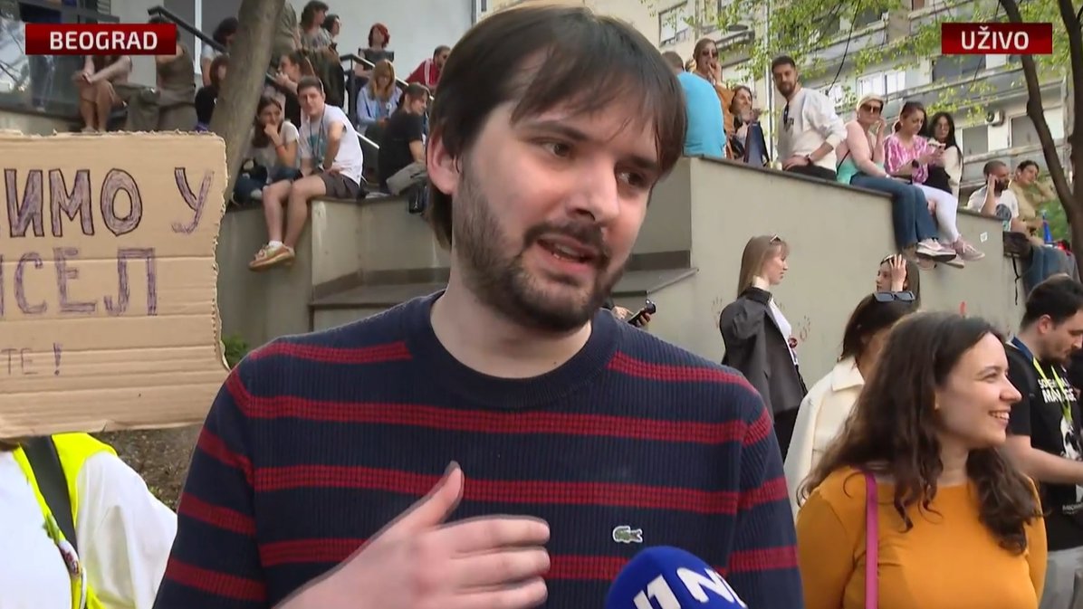 Tragač kviza "Potera" na blokadi: RTS je evidentno jedan od stubova ...