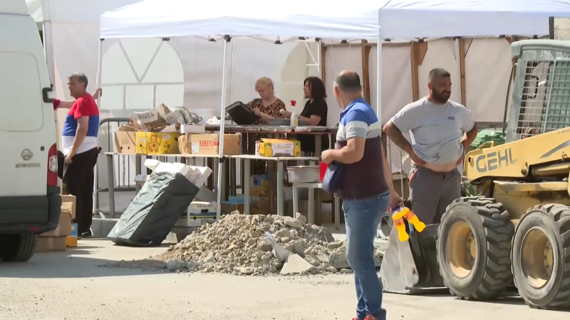 Radno u „Ćacilendu“: Spremni šatori, bina, suncobrani, roštilj (VIDEO ...