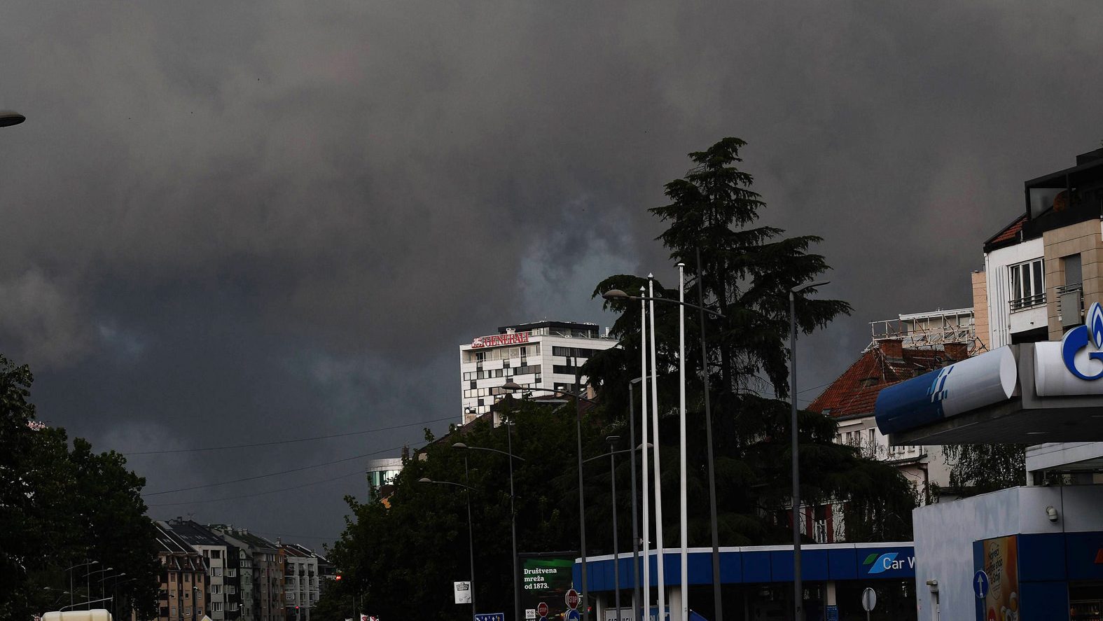 Nevreme zahvatilo Srbiju, grad i olujni vetar u Beogradu, u Novom Sadu ...
