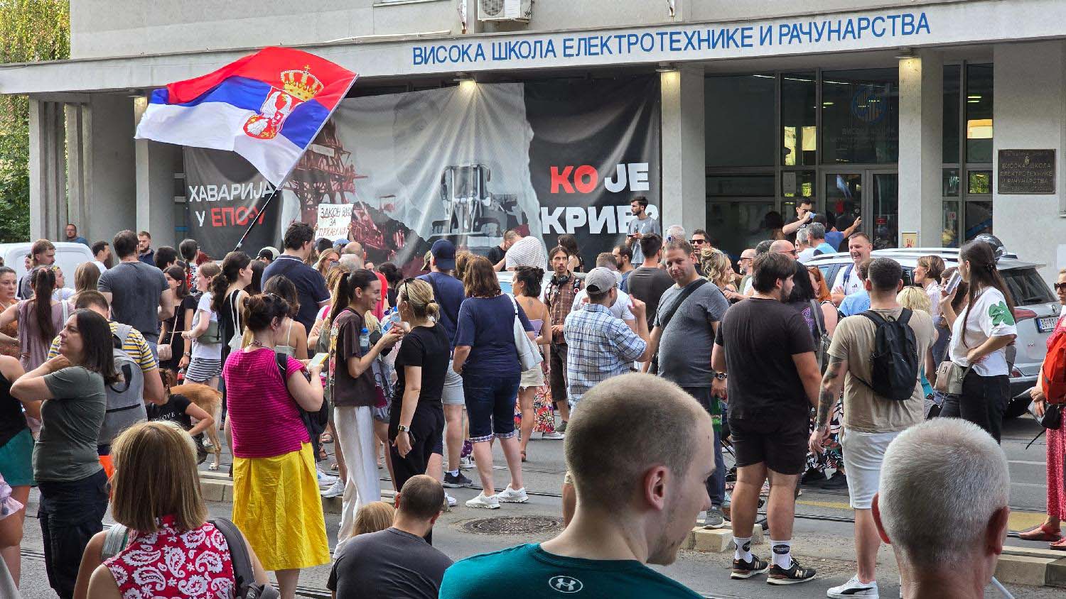 Policija privodi građane ispred VIŠER-a, uhapšen student, odveli ga policajci u civilu ...