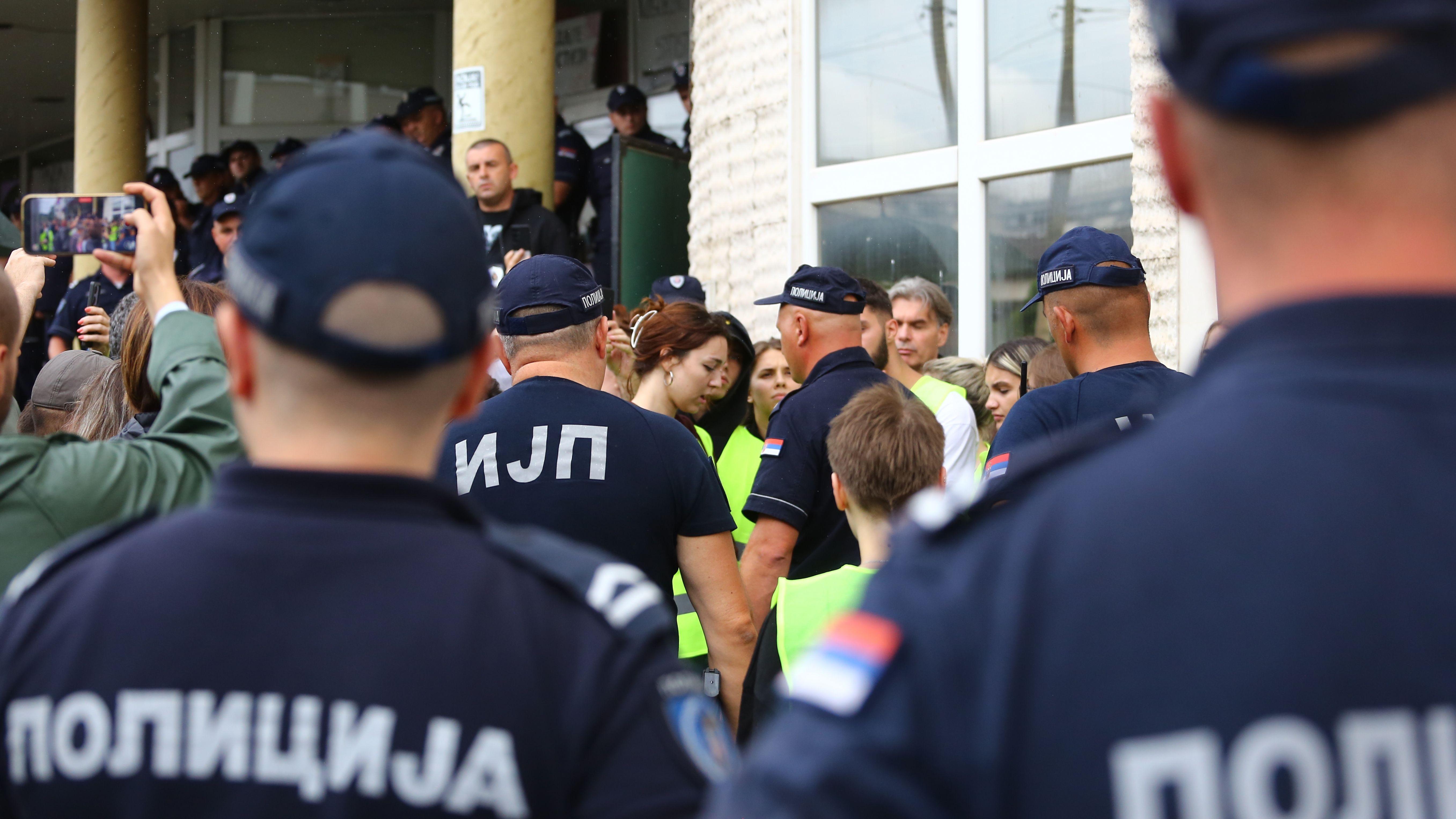 Prekid studentske blokade Univerziteta u Novom Pazaru, napeto ispred zgrade - BBC News na ...