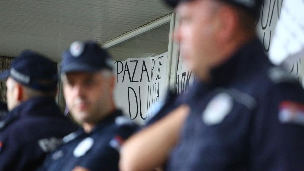 Prekid studentske blokade Univerziteta u Novom Pazaru, napeto ispred zgrade - BBC News na ...