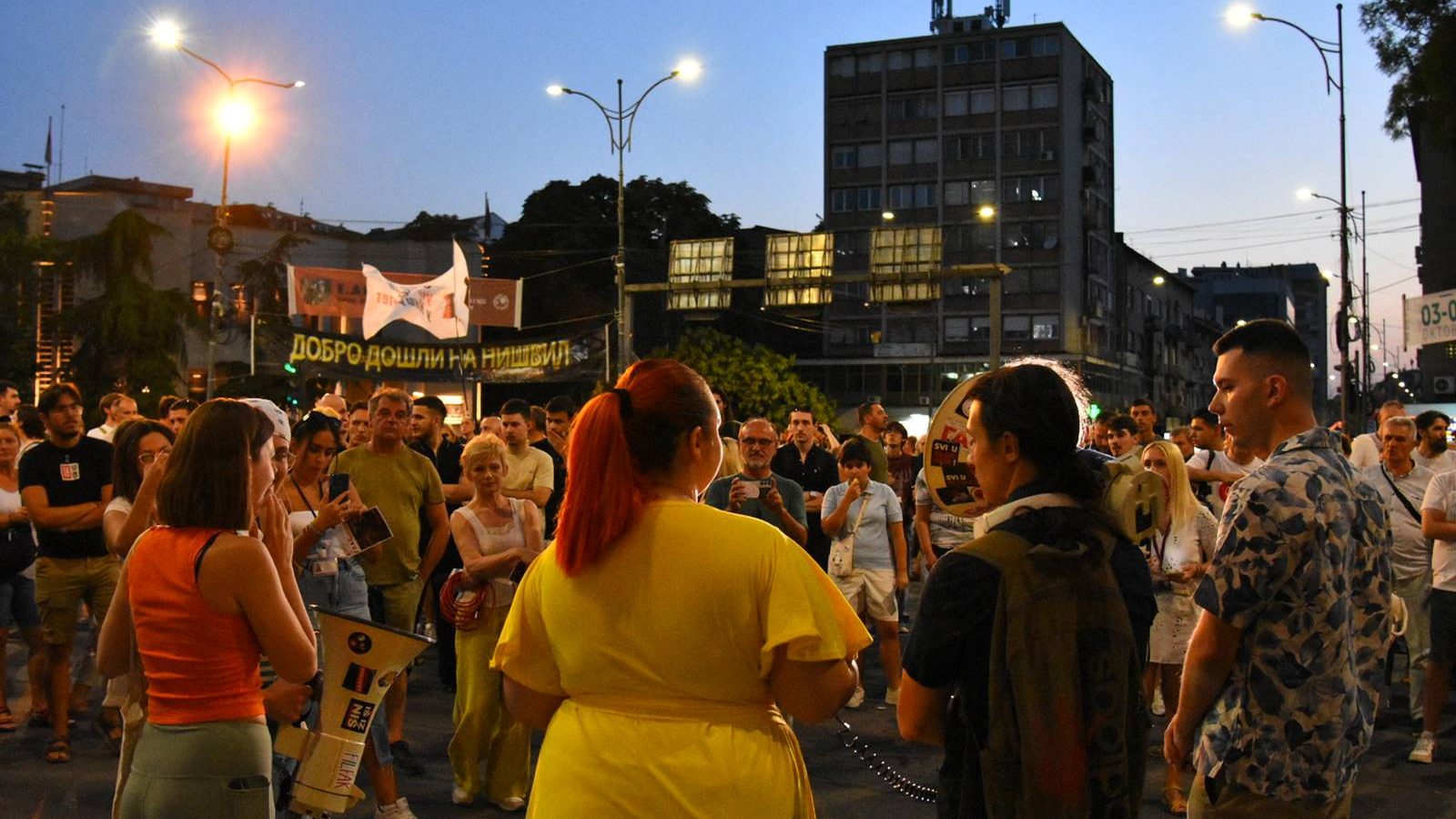 Izvučeni srećni dobitnici lutrije afera na večerašnjem protestu u Nišu ...
