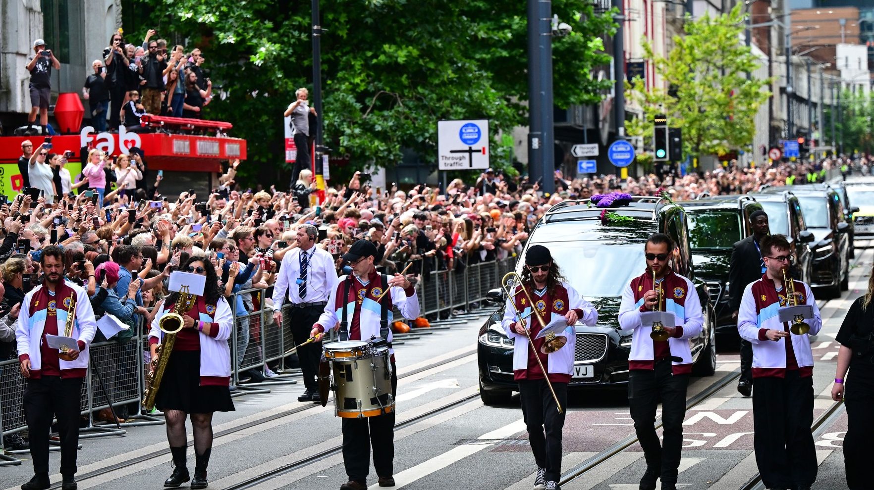 Tuga u Birmingemu: Hiljade se oprostile od Ozija Ozborna - Scena ...
