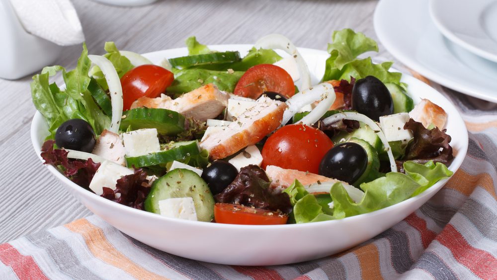 Grčka salata sa piletinom: Recept za brz, lagan i osvežavajući letnji ...