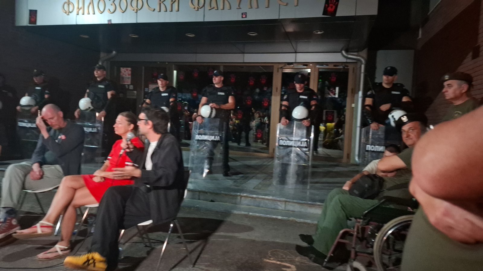 Studenti u blokadi Filozofskog fakulteta: Naš kolega u Novom Sadu uhapšen u autobusu - Društvo ...