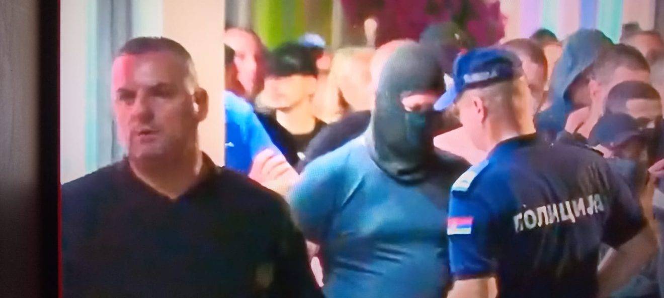 Pristalice SNS-a bacali flaše, pirotehniku i druge predmete na građane ...