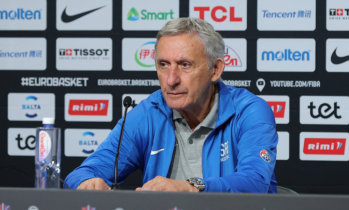 “Smirite se i ne palite navijače”: Pešić održao lekciju pred start ...