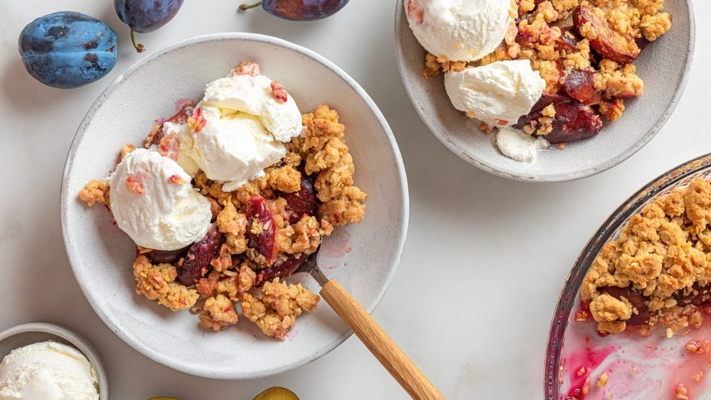 Krambl sa šljivama: Sočan, aromatičan i savršen uz kuglu sladoleda - Život - Dnevni list Danas