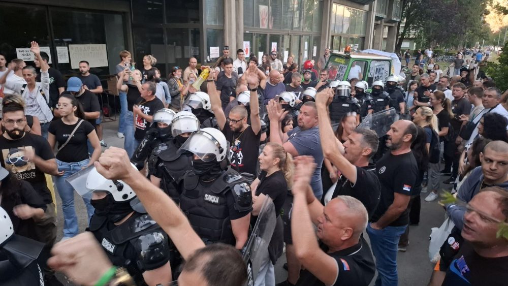 MUP: Uhapšen zbog sumnje da je ispred Filozofskog fakulteta u Novom Sadu nasrnuo na pripadnike ...