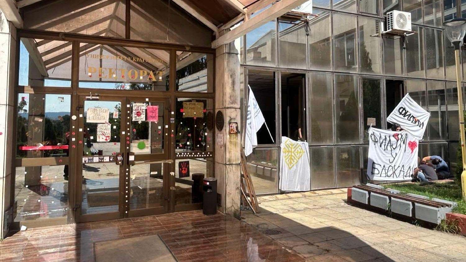 Studenti u blokadi Filološko-umetničkog fakulteta u Kragujevcu napustili zgradu Rektorata koju ...