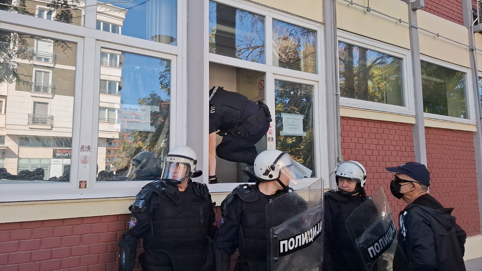 Ispred novosadskog DIF-a intervenisala Žandarmerija i Interventna ...