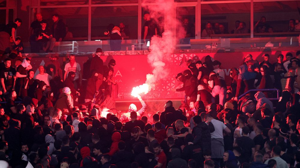 (VIDEO) Sukob navijača Zvezde i policije u Areni - Sport - Dnevni list ...