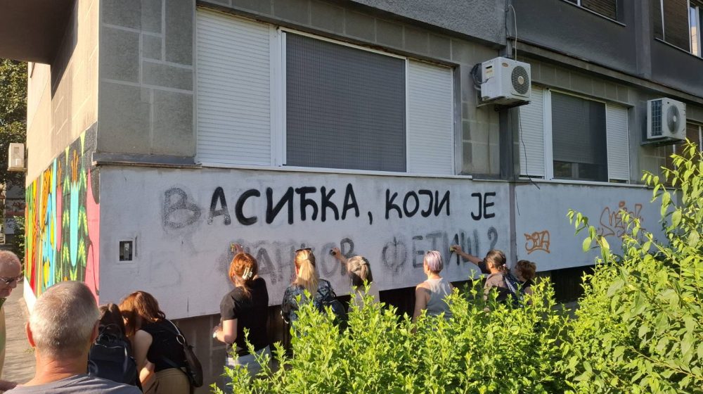Građani uklonili grafite protiv Marije Vasić u Novom Sadu - Društvo ...